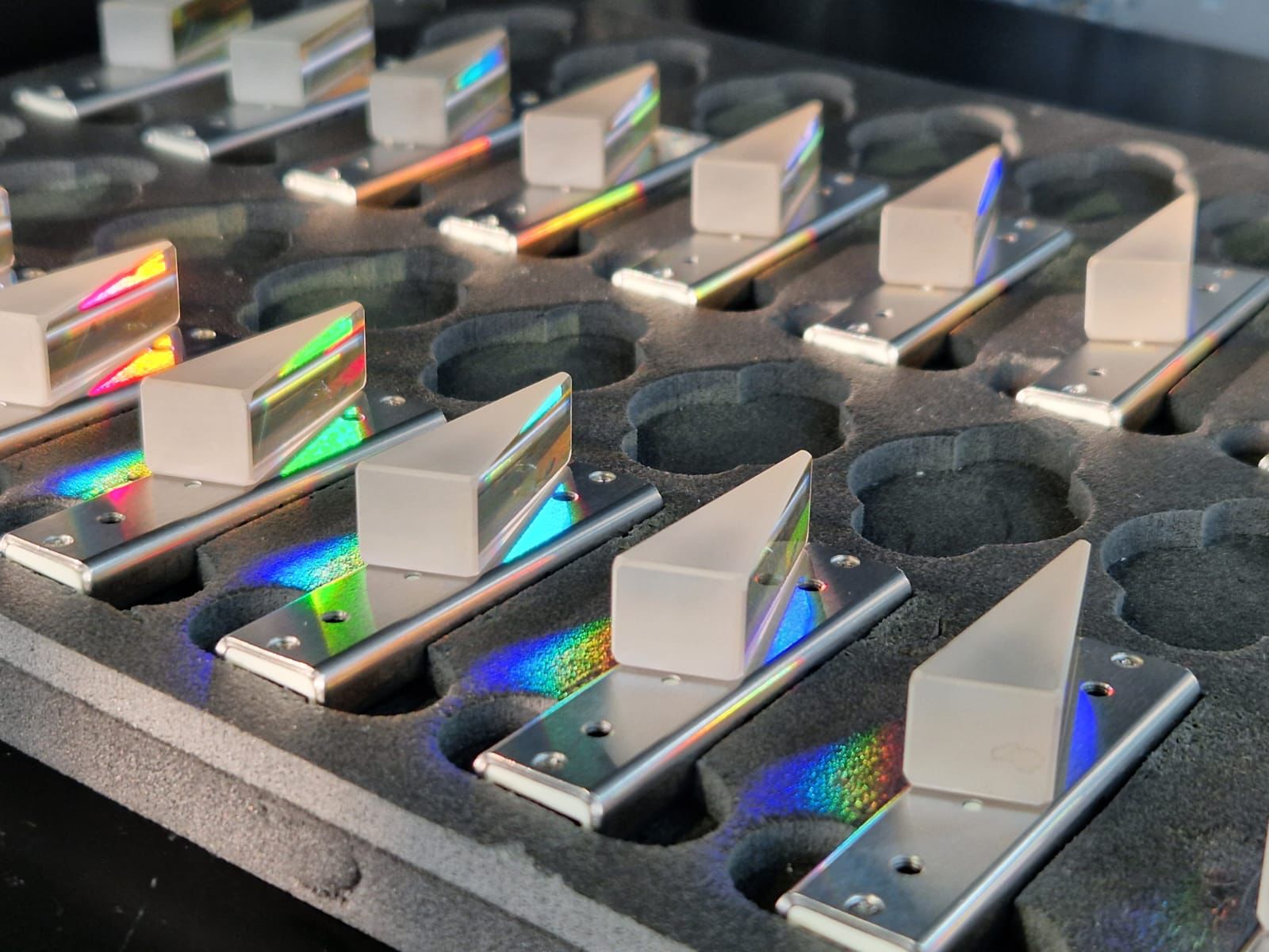 Optical Coatings | Coatings | Production | Baugruppenmontage und ...